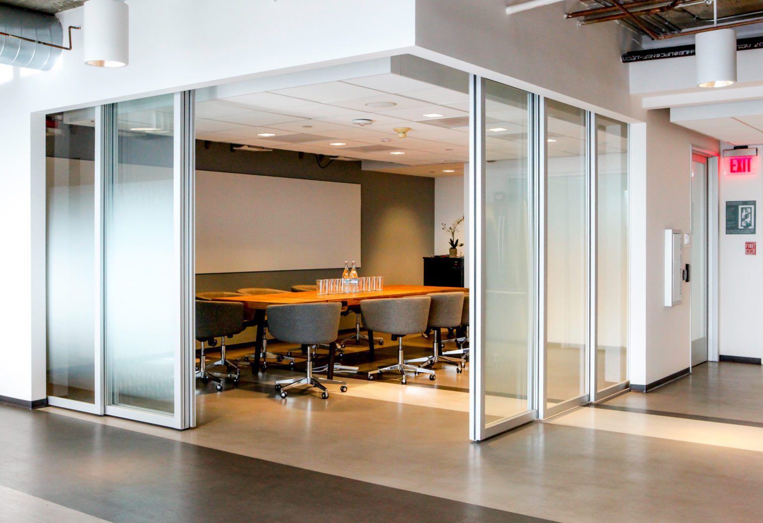 SS L shaped no column 8P 4T silver clear film conference room opened ...